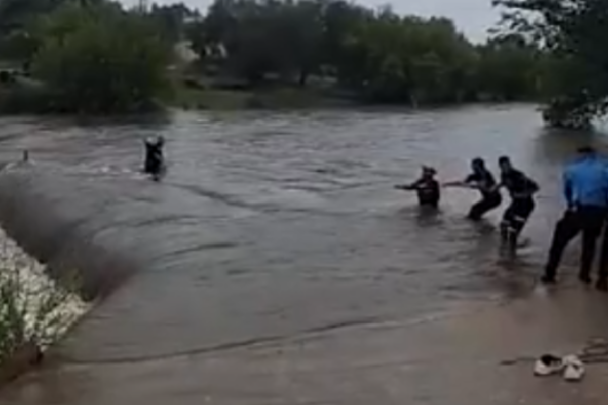 Rescatan a motociclista atrapado en río crecido en Argentina