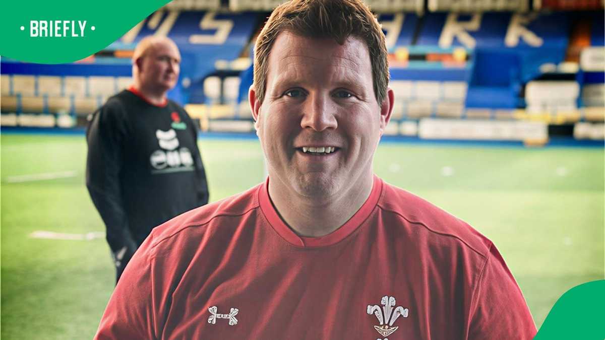 Rob Mills: Wife leads tributes as rugby player dies at the age of 45