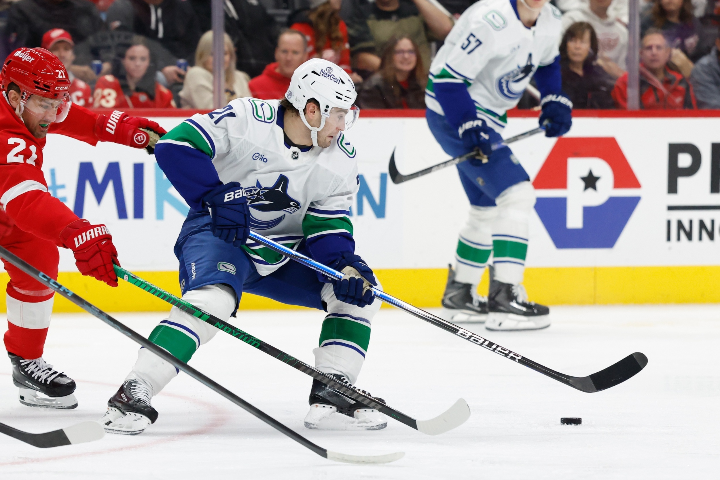 What should the Canucks do with Nils Höglander?