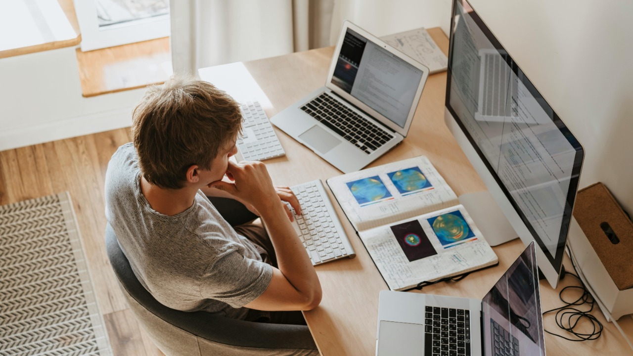 15 office habits that quietly stall your career