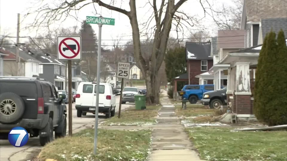 42-year-old man critical after being stabbed in the neck; no arrests made