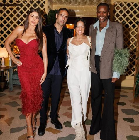 Sofia Vergara channels Jessica Rabbit in a red-hot plunging gown ...