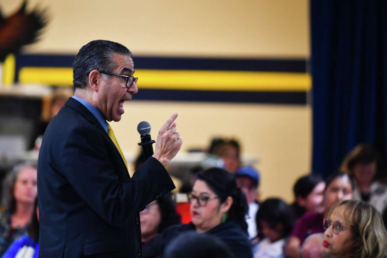 SAISD board will discuss closing West Side elementary school tonight