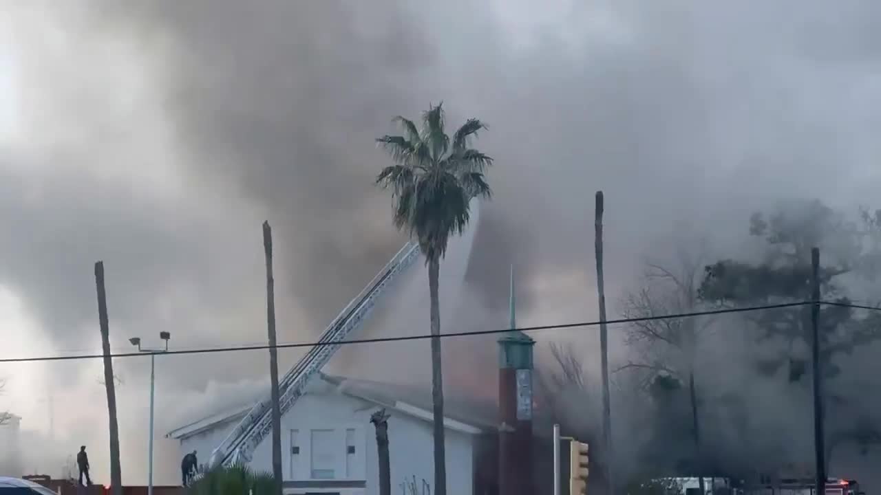 Incendio en iglesia causa alarma en Houston