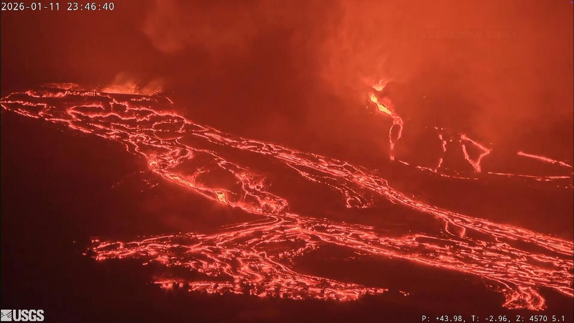 Inside Hawaii's Kilauea volcano: Bright red glowing lava visible in ...