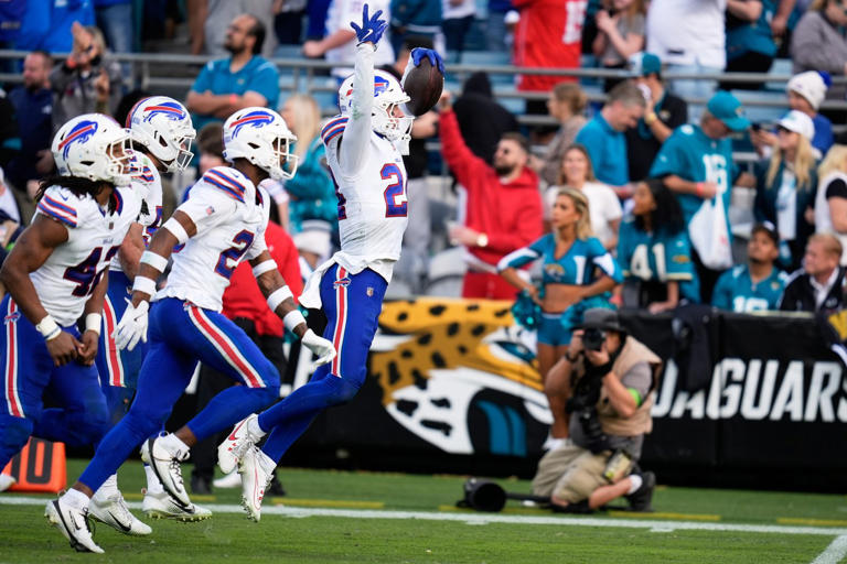 Josh Allen gets a lift in helping lead Bills to wild-card playoff win ...
