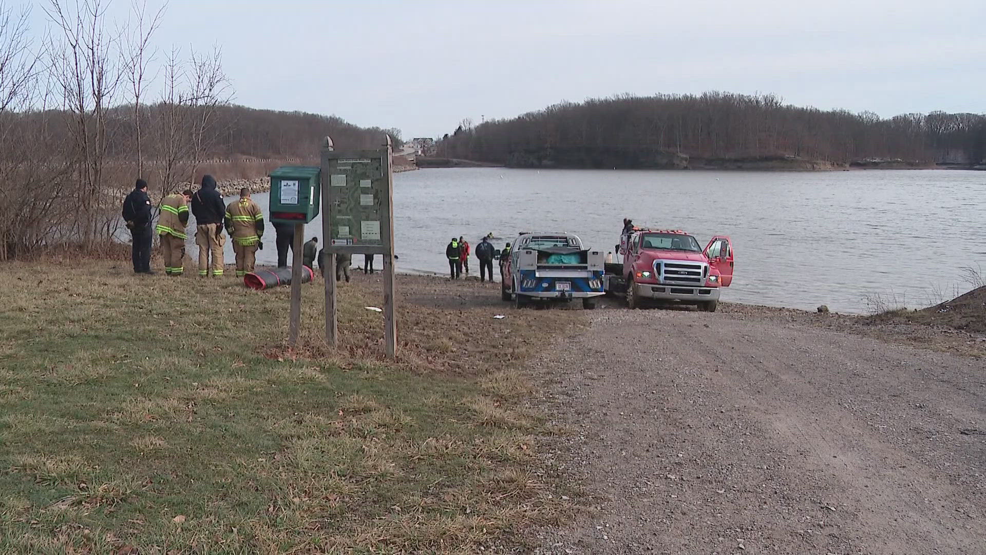 1 person dead, firefighter hospitalized after car travels into lake at ...