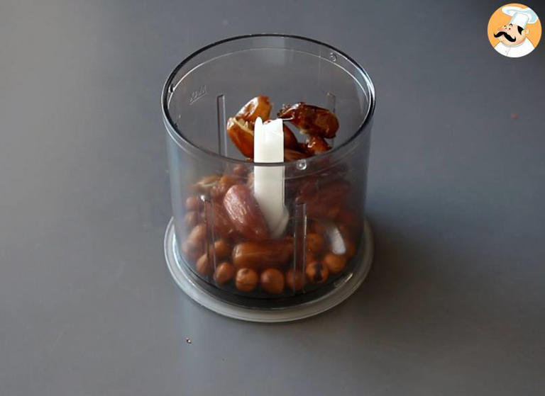 Energy balls aux dattes avec un cœur coulant au beurre de cacahuète