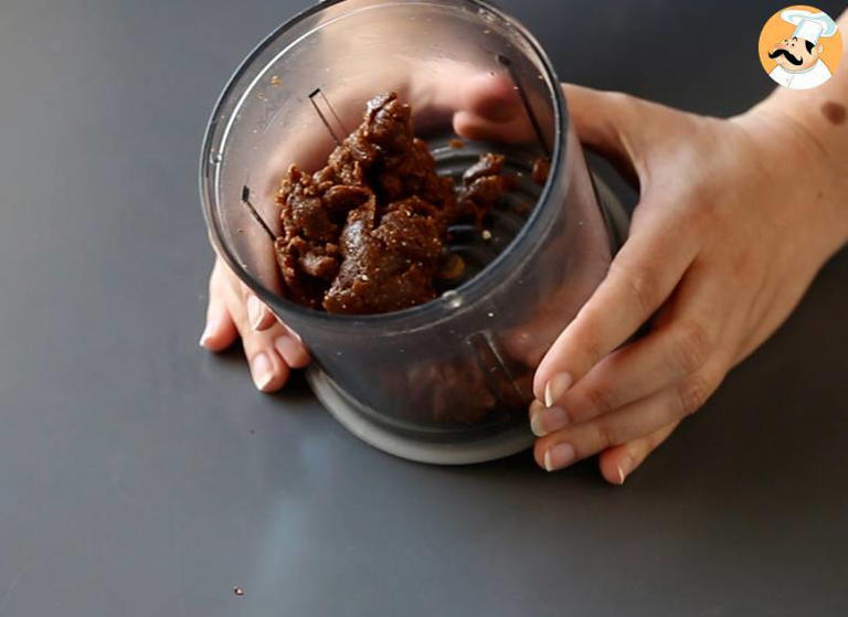 Energy balls aux dattes avec un cœur coulant au beurre de cacahuète