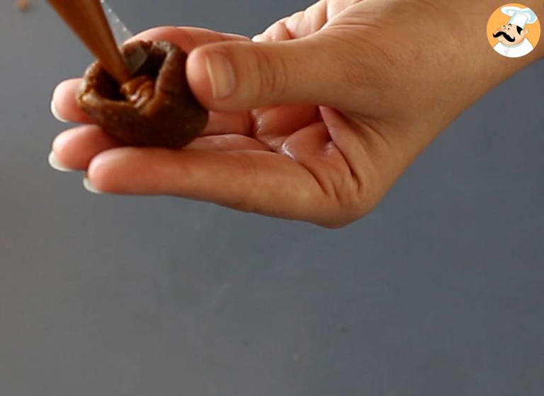 Energy balls aux dattes avec un cœur coulant au beurre de cacahuète