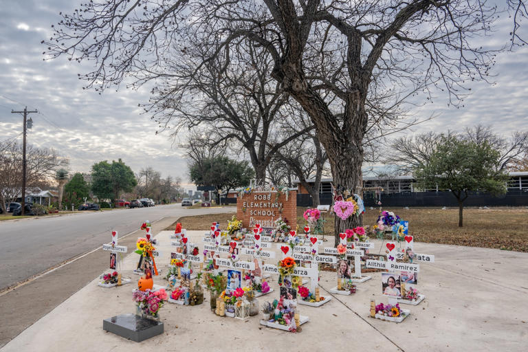 Uvalde teaching aide says she pleaded with officer to intervene in massacre