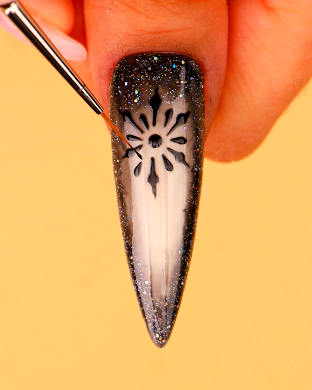 Holiday glow starts with these nails💅 ️