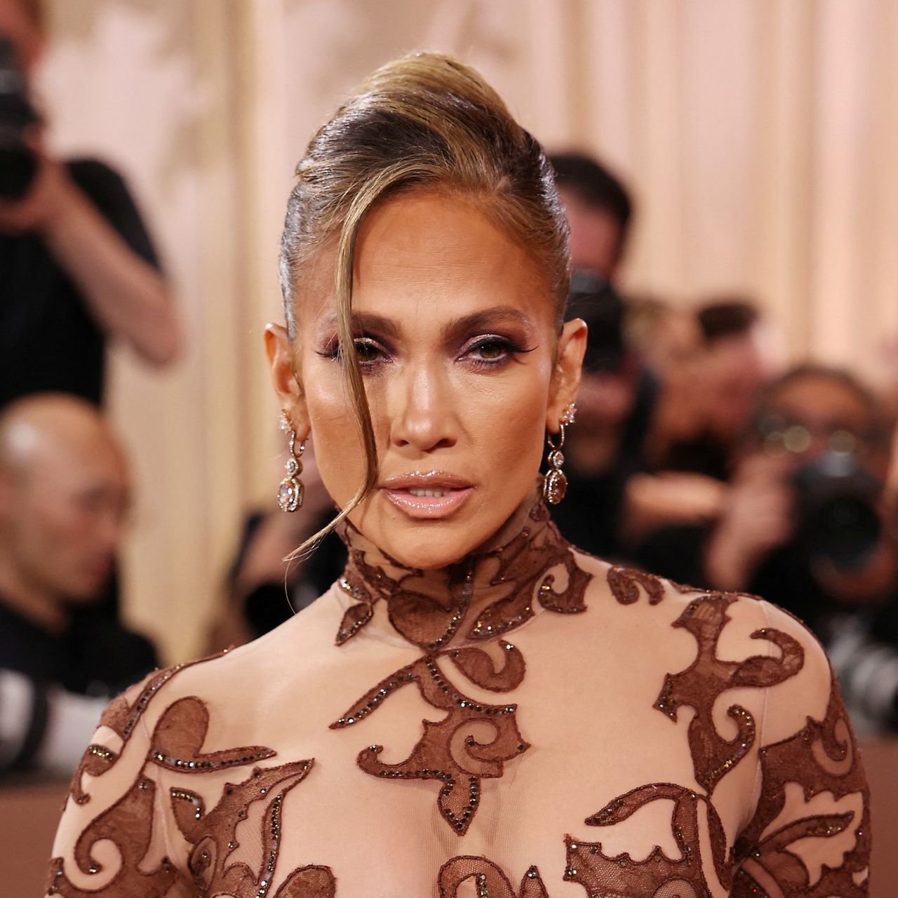 Let me know how J Lo pulled off two very different hairstyles in one night