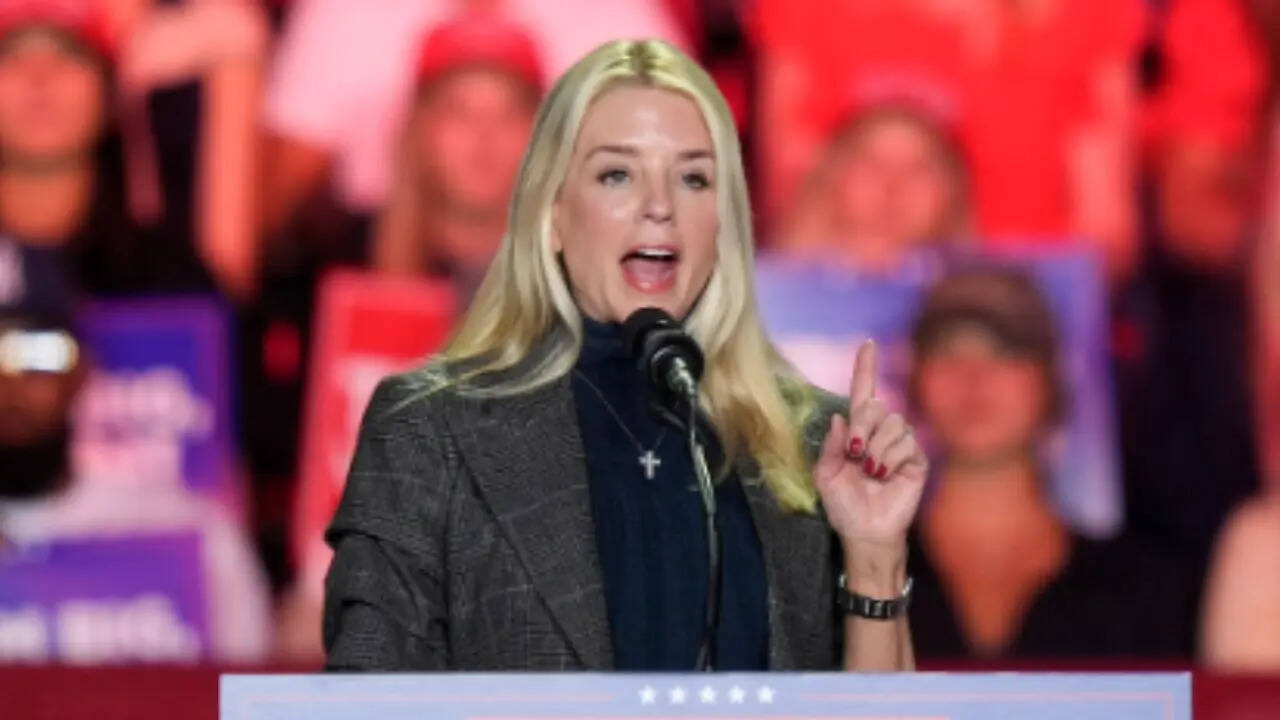 Why is Pam Bondi losing Donald Trump's confidence?