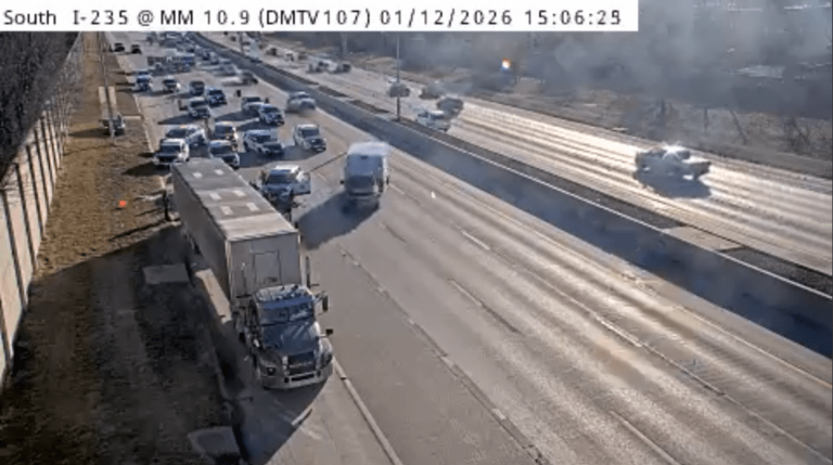 Crash blocks several lanes of I-235 in Des Moines