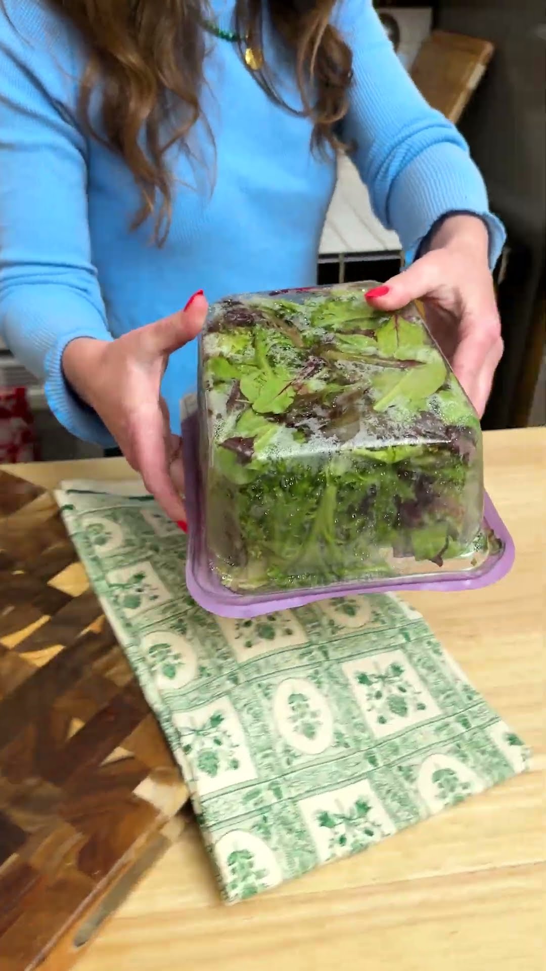 🥗 Add paper towels to salad greens to absorb excess moisture! #salad # ...