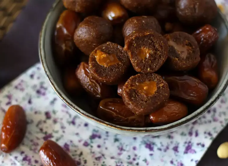Energy balls aux dattes avec un cœur coulant au beurre de cacahuète