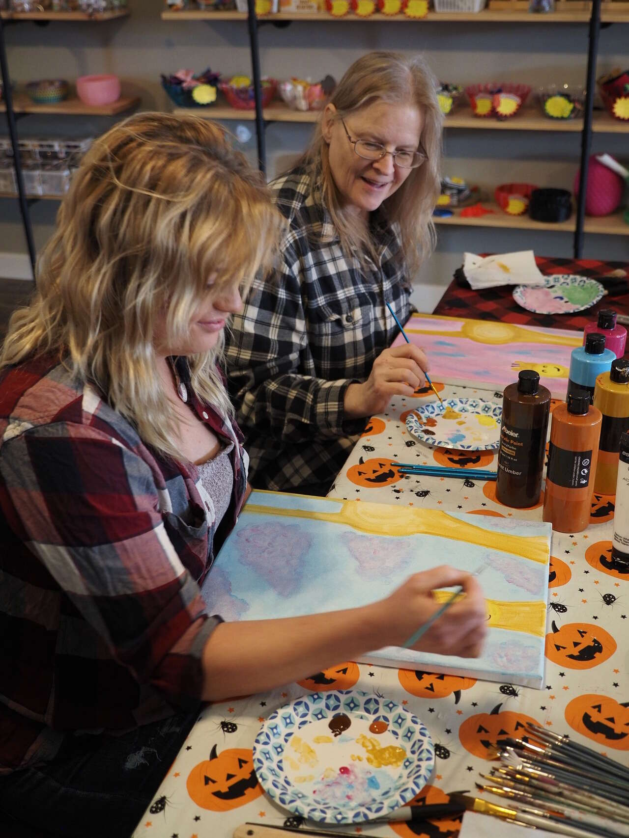 Giraffe paint class at the Warty Toad brings color to Bethalto