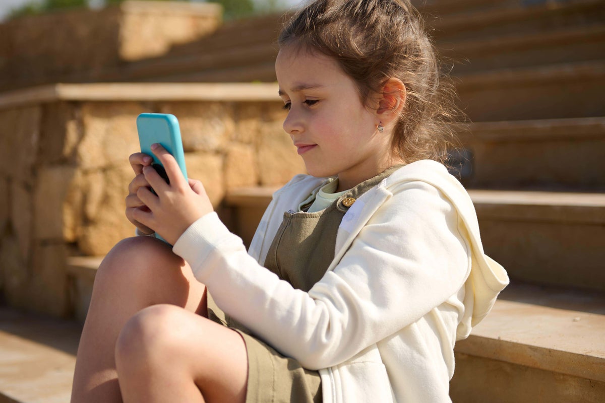 5 things too much screen time is doing to your child’s brain