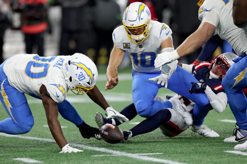 Es otra postemporada de un solo partido para Justin Herbert y los Chargers