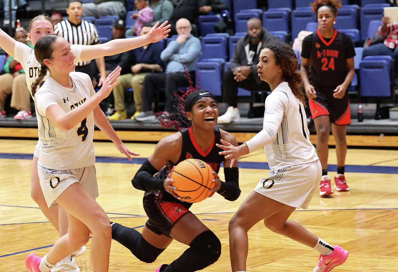 Saturday girls basketball: Alton beats host Dogs at Highland Shootout