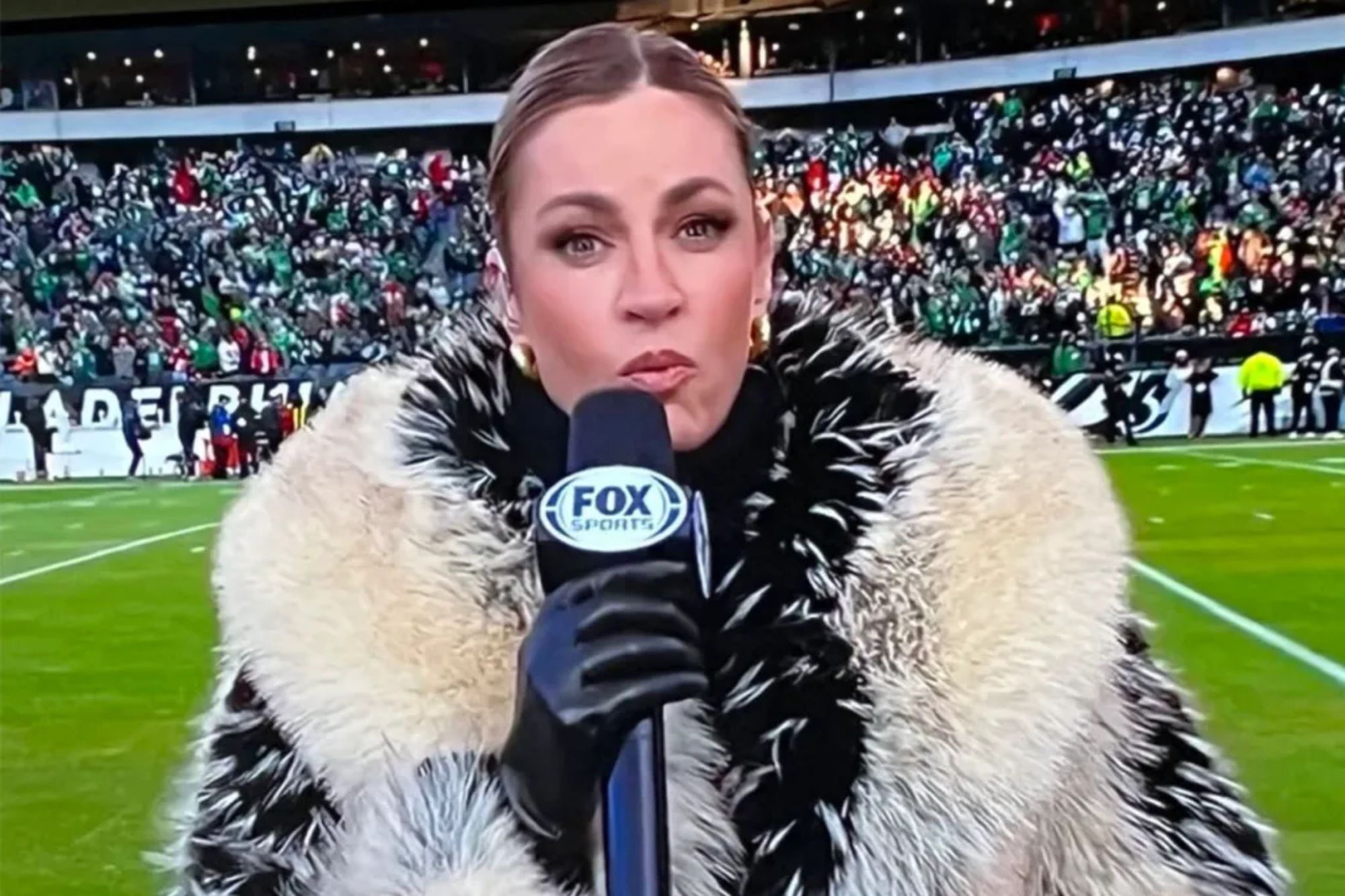 Erin Andrews’ massive faux fur coat riles up fans during 49ers-Eagles ...