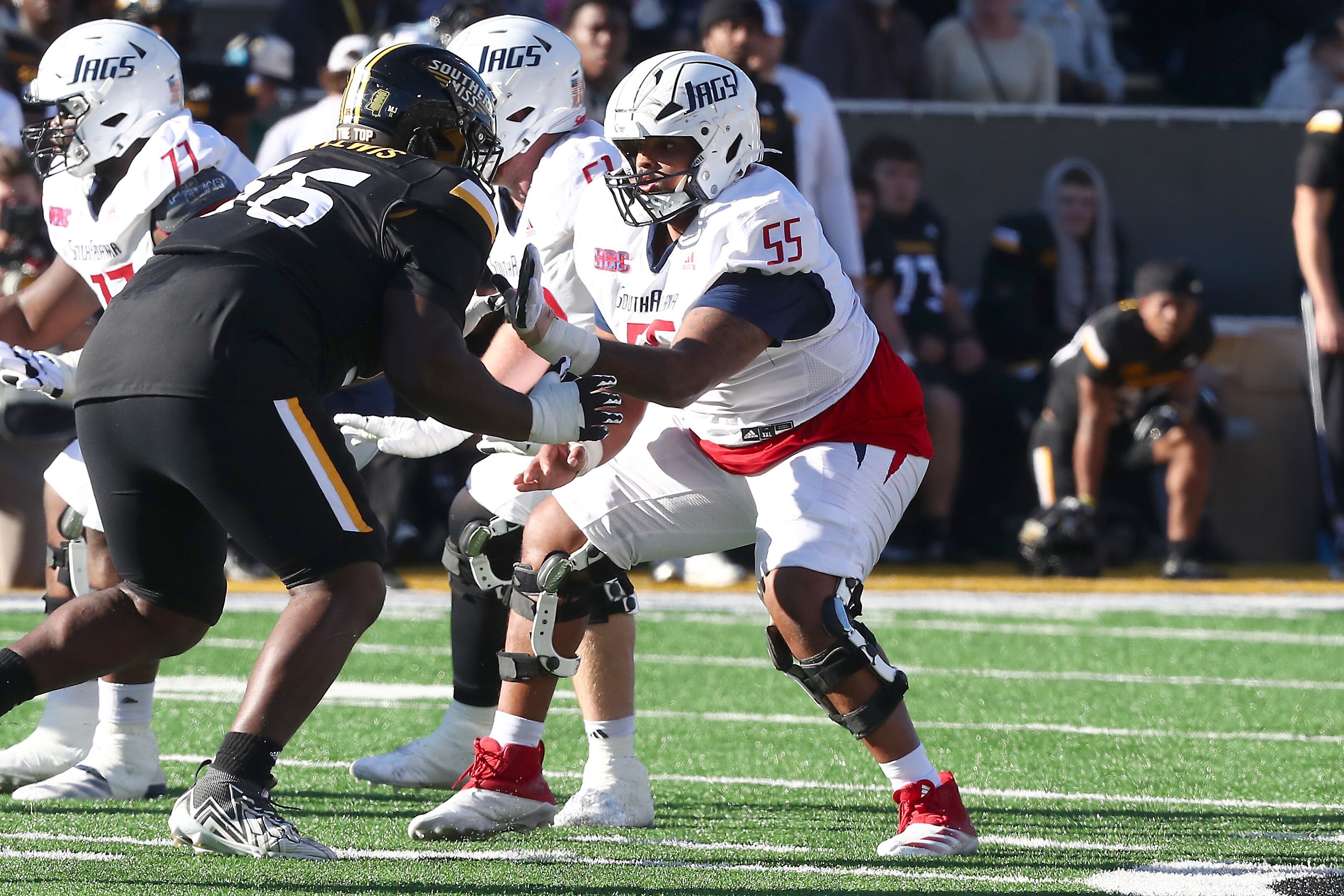 Former South Alabama center headed to American Conference school