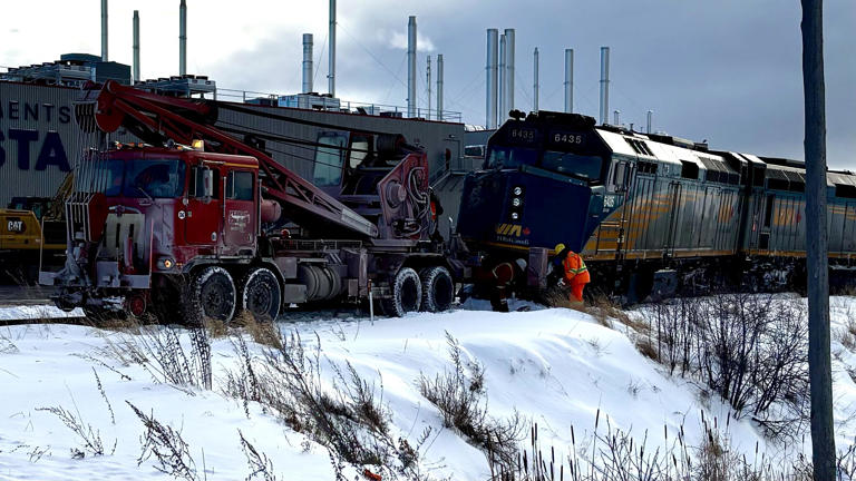 Un train de passagers percute deux remorques stationnées au Kamouraska