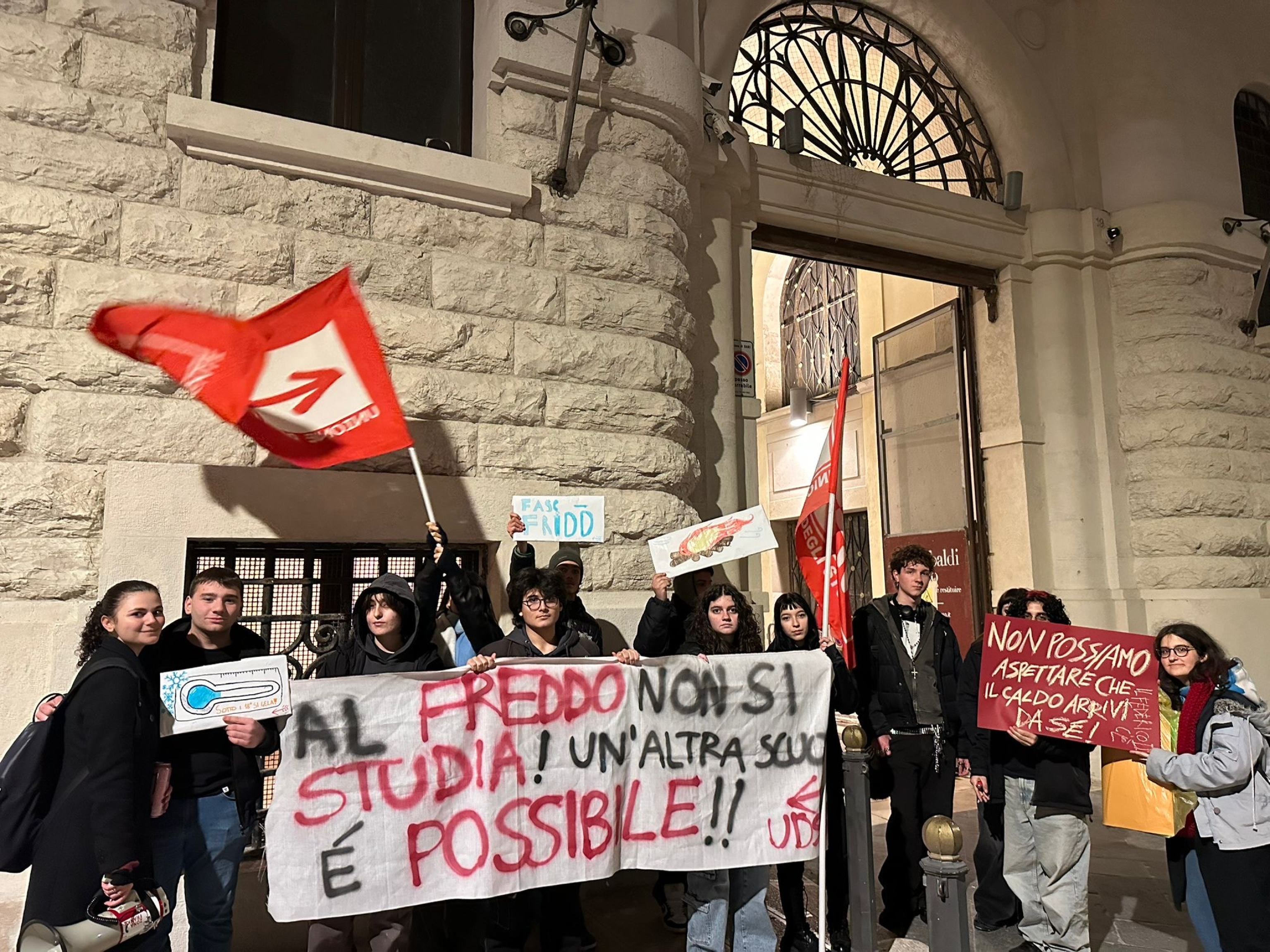 Presidio studenti davanti a Città metropolitana Bari, 'scuole al freddo'