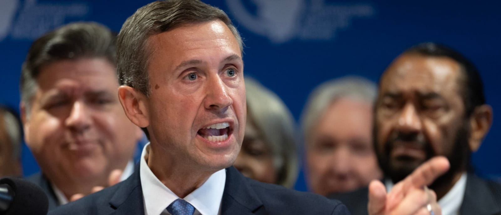 ‘Killing protestors’: DNC chair compares Iran uprising to US anti-ICE ...