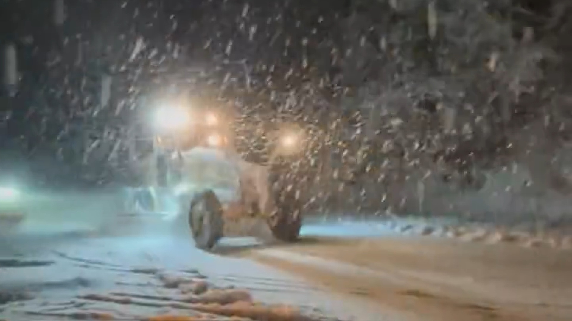 Footage shows heavy snowfall in Washington state