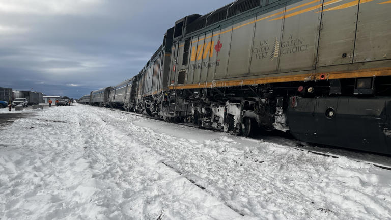 Un train de passagers percute deux remorques stationnées au Kamouraska