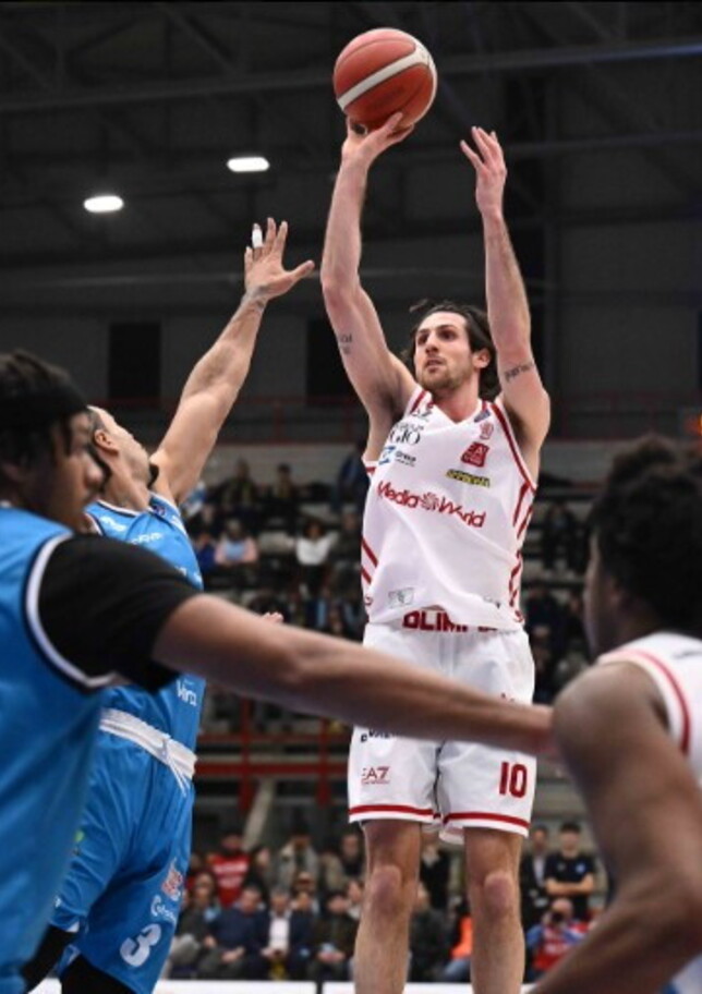 L'Olimpia accelera nel finale ed espugna Napoli, campani alle Final ...