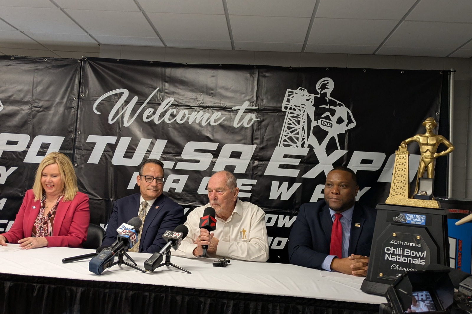 Smoke is back at Chili Bowl and Larson v Bell takes center stage