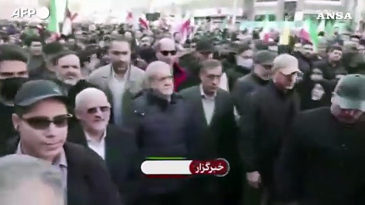 Migliaia a Teheran manifestano per la Repubblica islamica