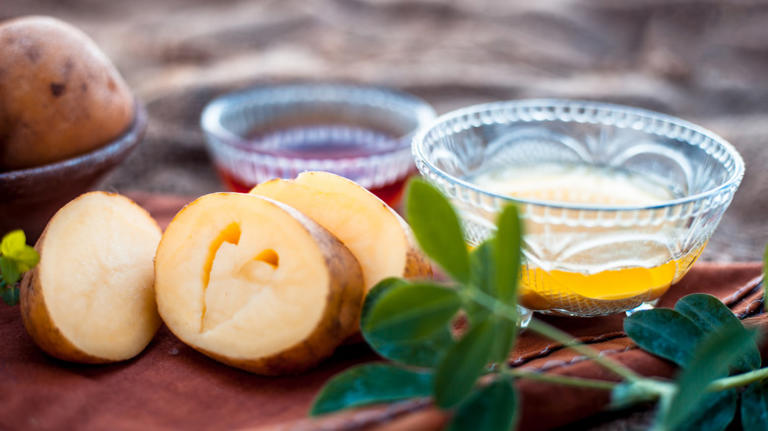 Vinegar is a popular choice for cleaning produce, but should you use it ...