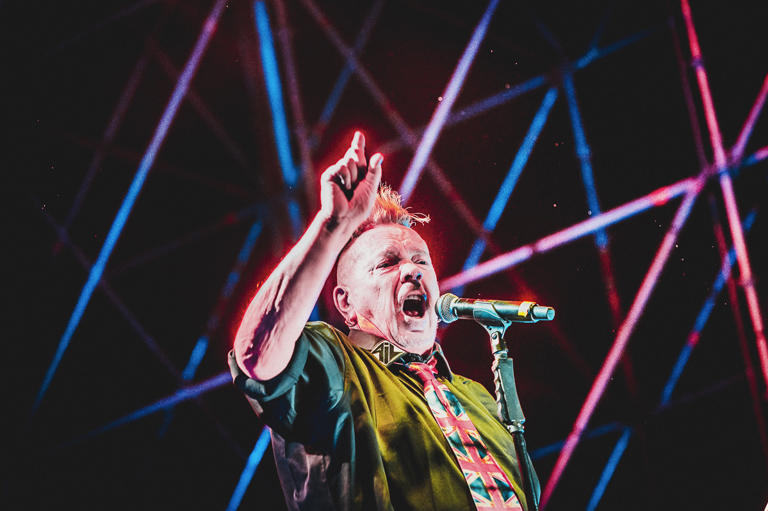 John Lydon. Il frontman torna al Cantante Mascherato: “Sono un giullare ...