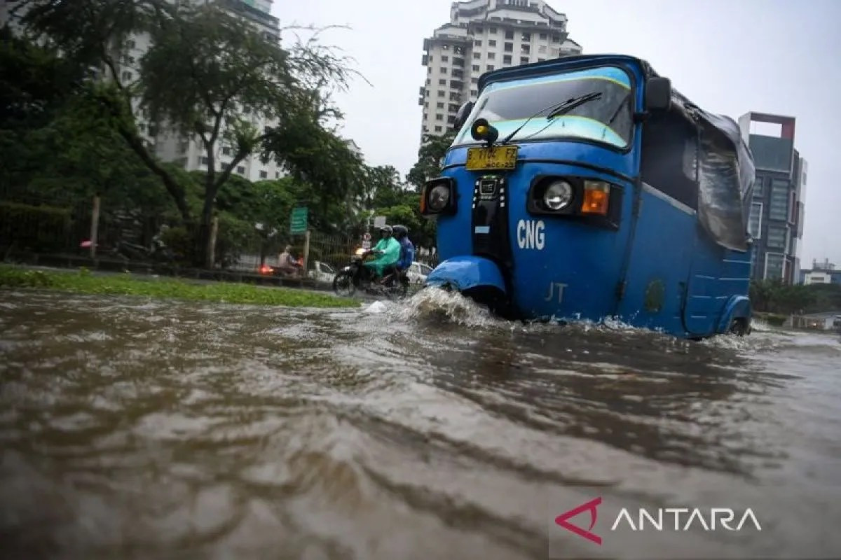 Hujan deras, Jakarta dikepung banjir