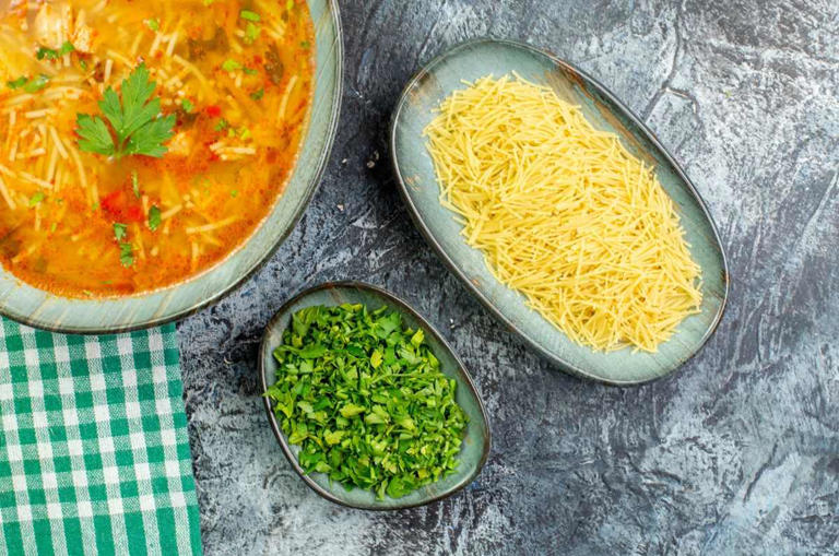 ¿Sabes por qué la abuela fríe la pasta para la sopa de fideo? Te cuento