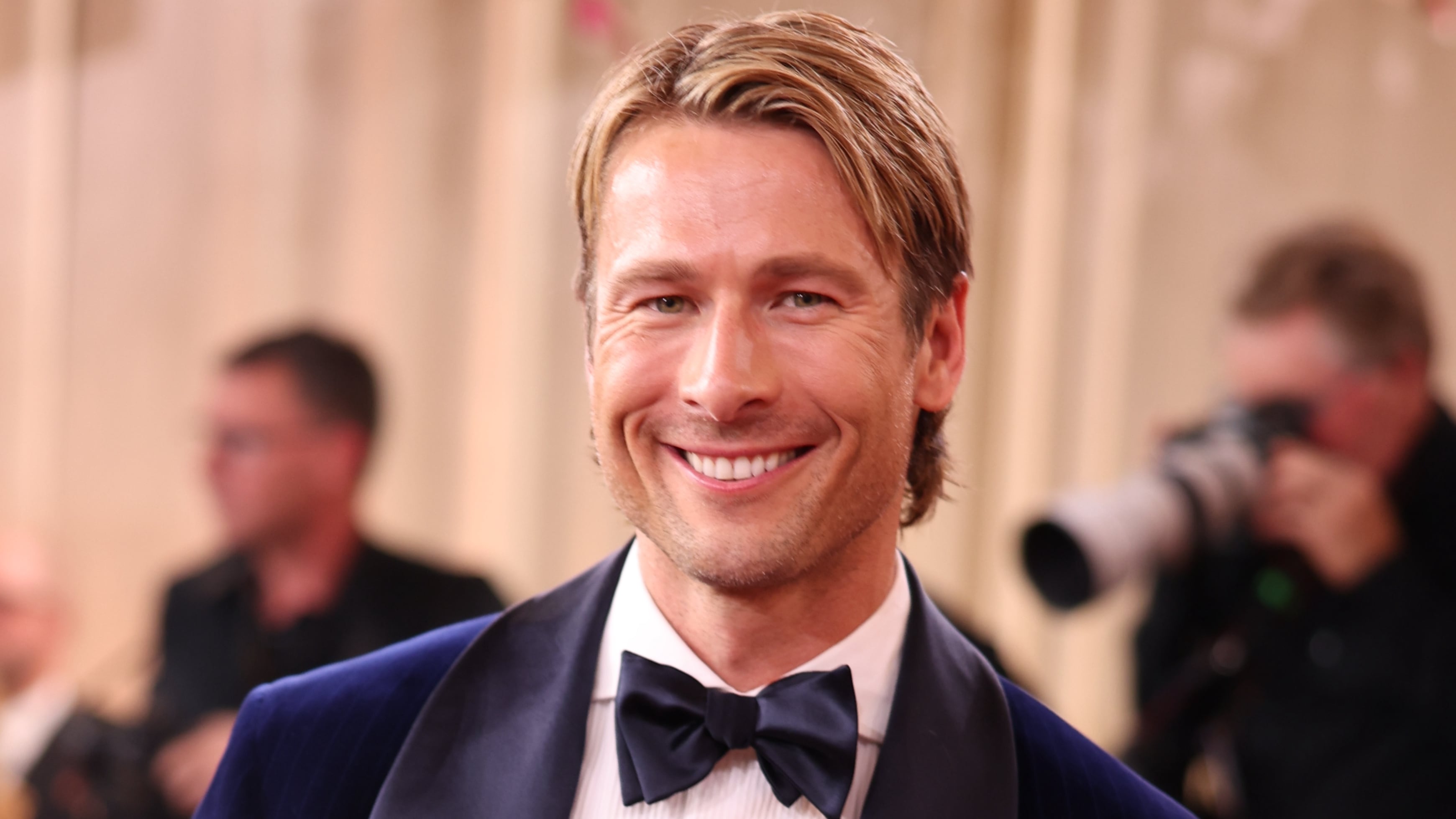 Glen Powell debuts polarizing haircut on the red carpet