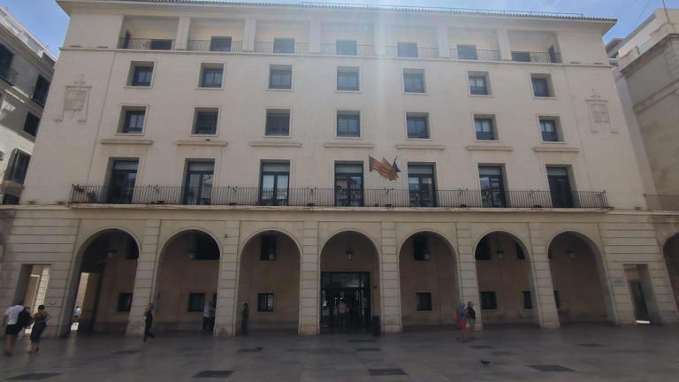 El dueño de una inmobiliaria se enfrenta a seis años de cárcel acusado ...