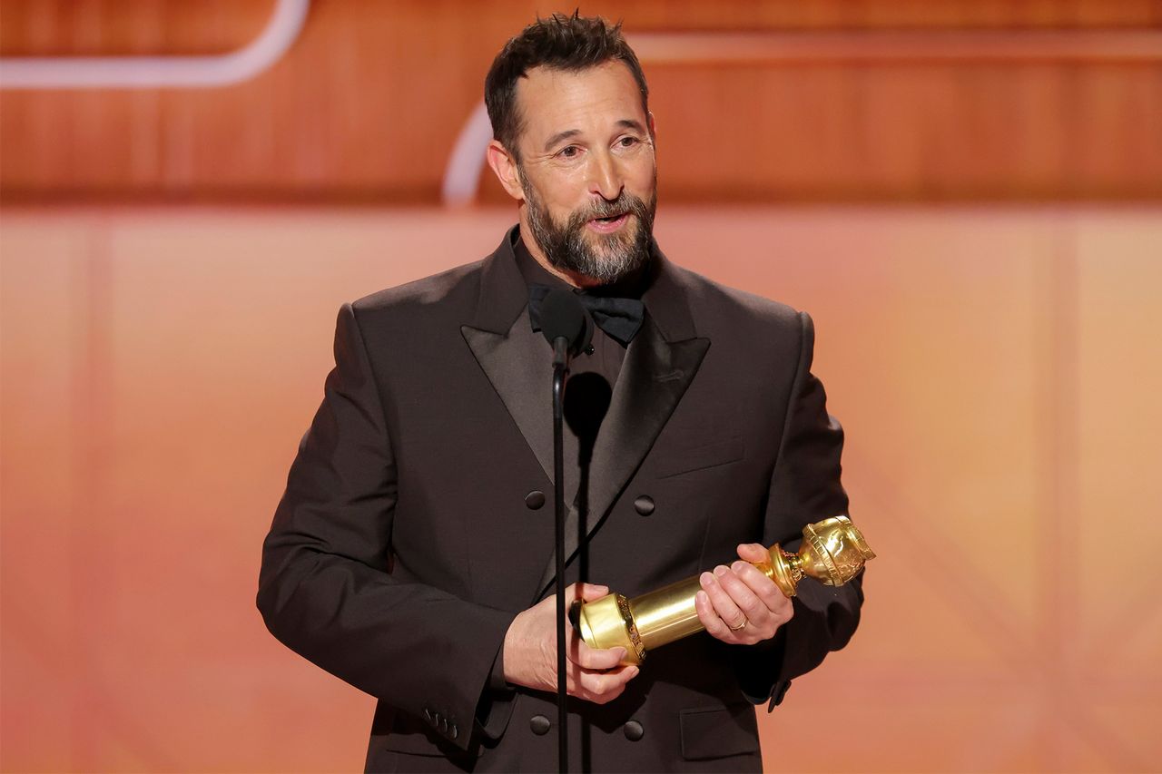 Noah Wyle shows off his homemade 'Best Dad' award after taking home ...