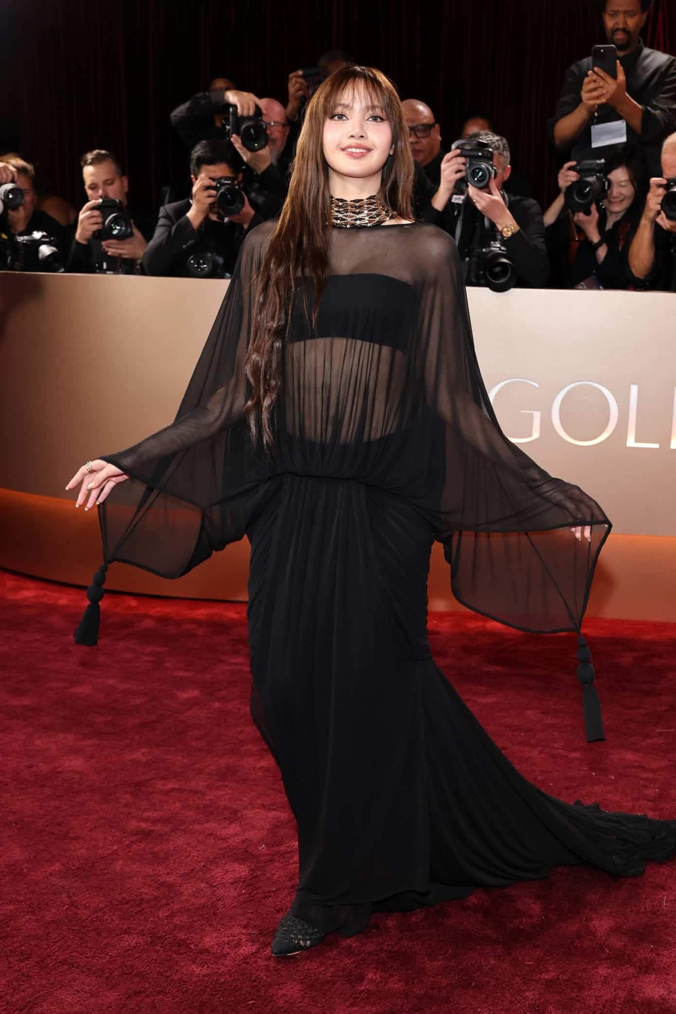 Lisa Blackpink bị chê mặc xấu trên thảm đỏ Quả cầu vàng