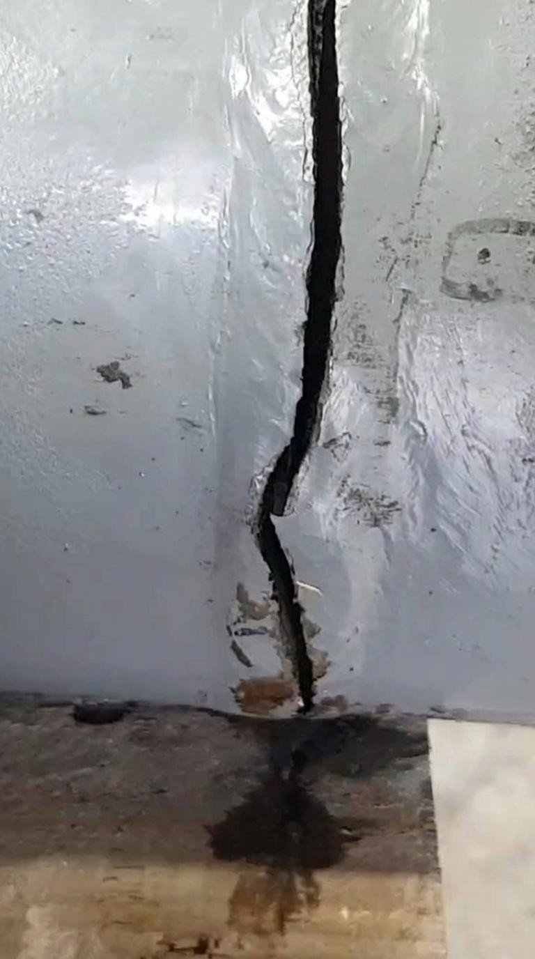 Repairing a cracked weld in a hydraulic cylinder