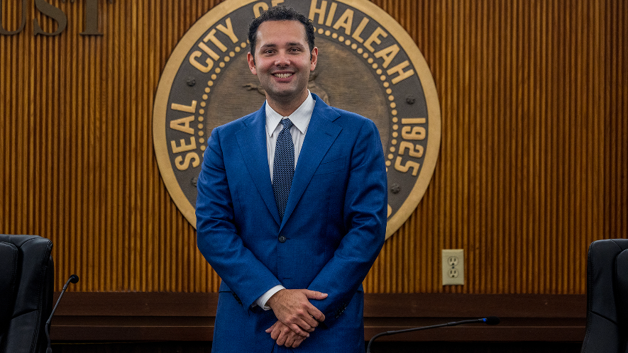 El alcalde Bryan Calvo planea reformar el Ayuntamiento de Hialeah