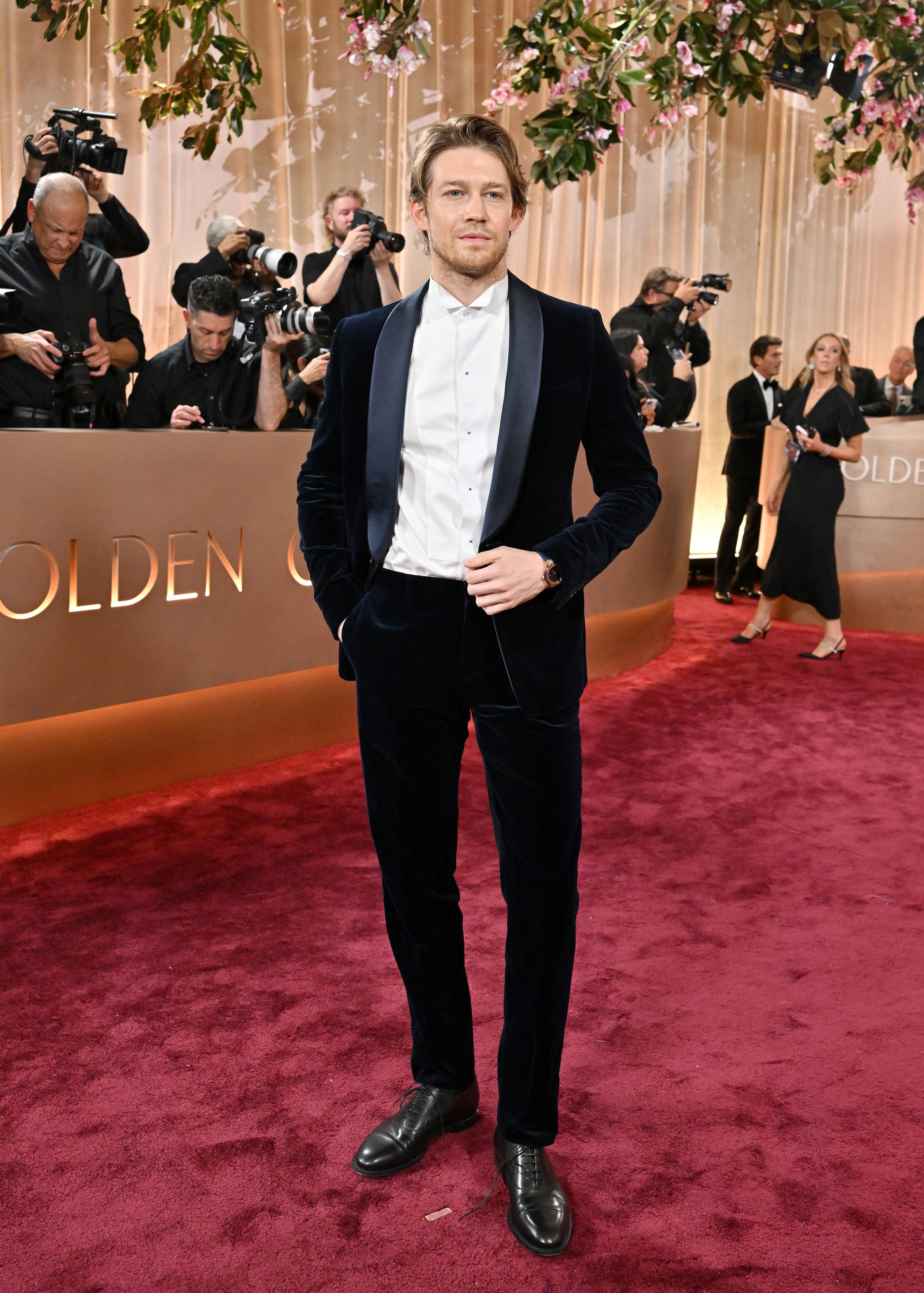 Taylor Swift made her presence known at the 2026 Golden Globes — with ...