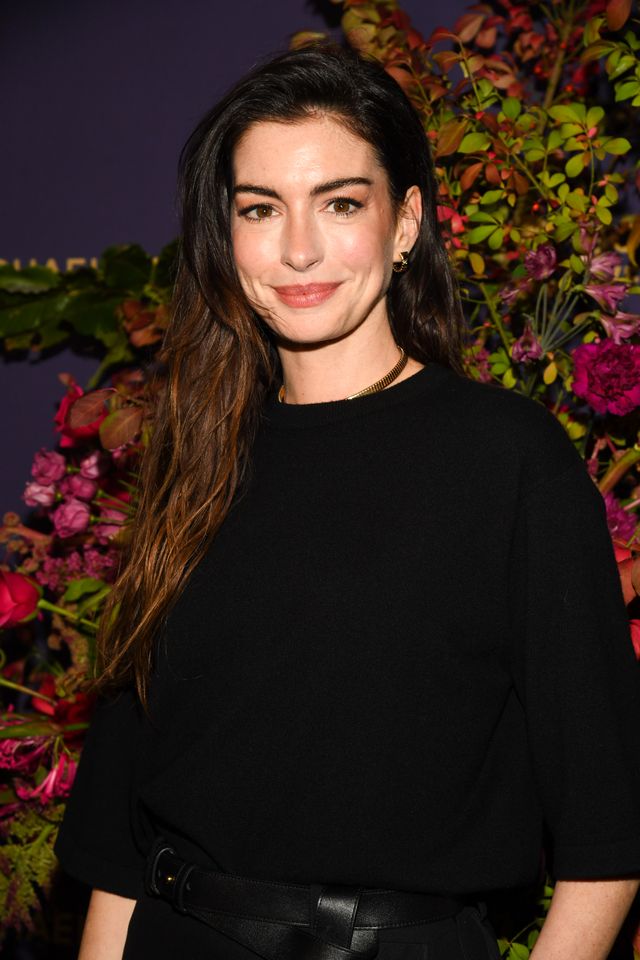 Anne Hathaway super-sizes this millennial styling trick with a sleek ...