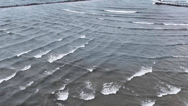 Square waves form on Lake Michigan