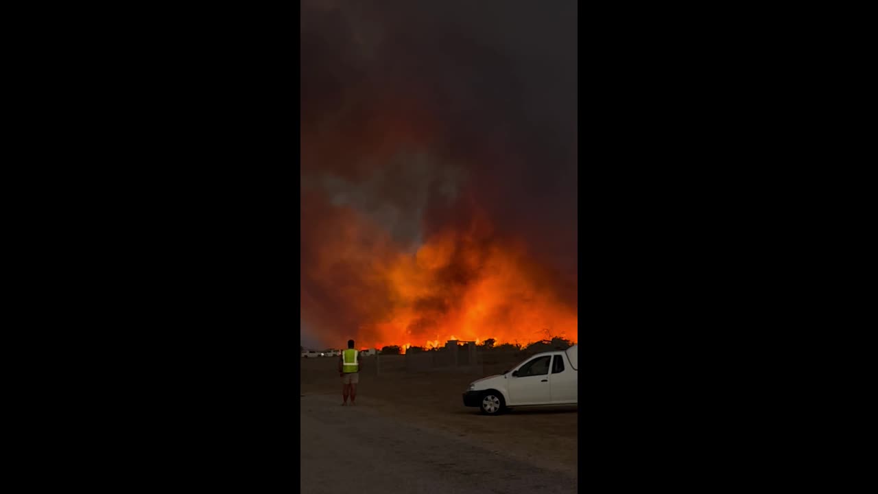 Residents evacuate as wildfires close in on Mossel Bay homes