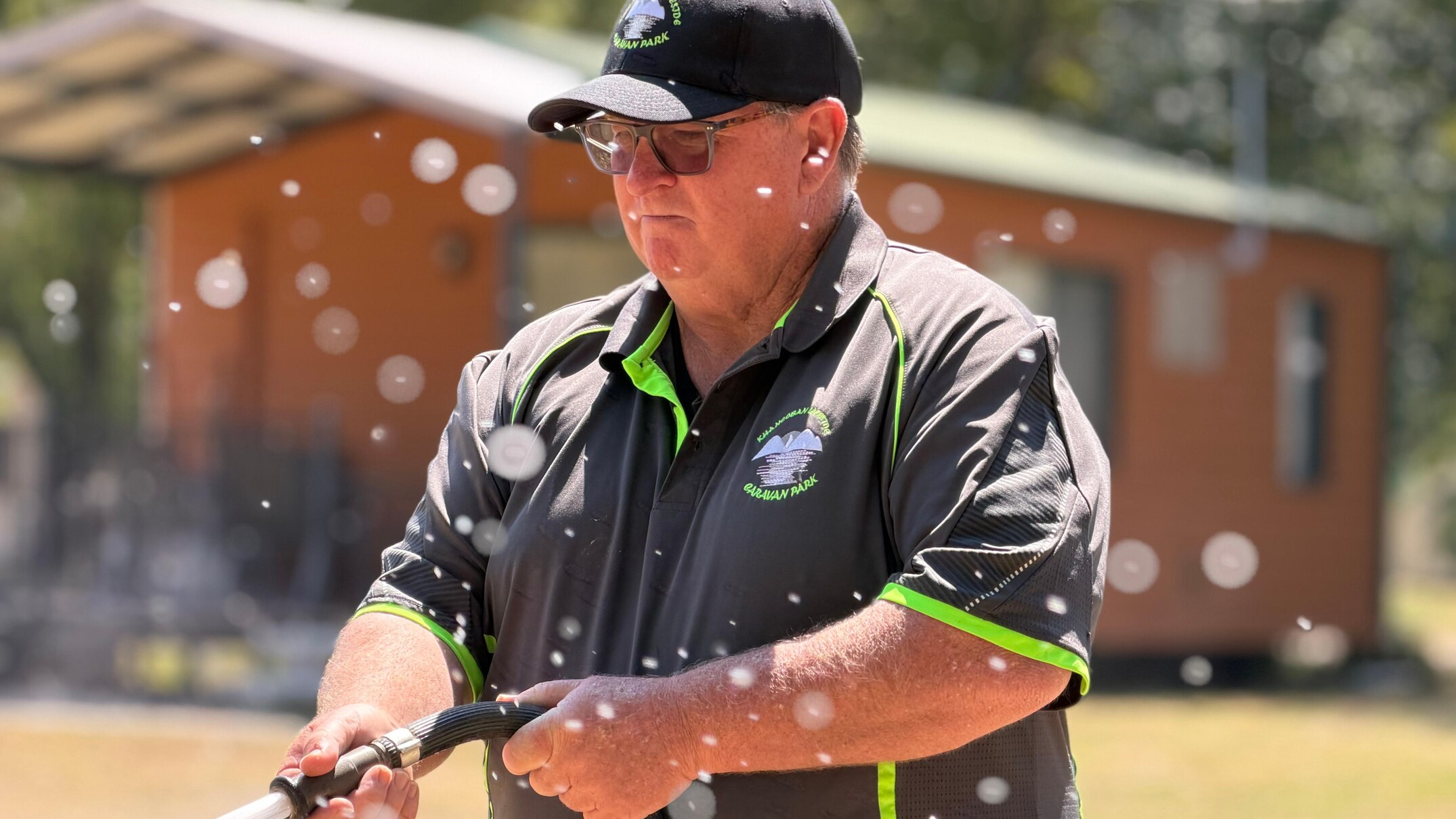 Waiting game for NSW border town as Victorian bushfires burn